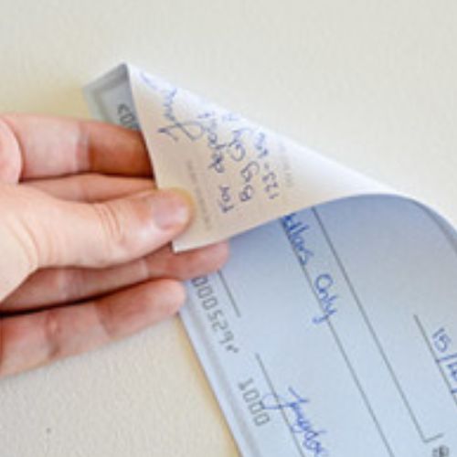 Cómo endosar un cheque correctamente: Consejos y precauciones | Guía Legal